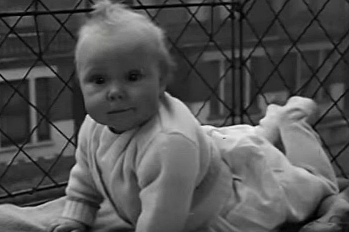 Aneh Tapi Populer, Bayi Zaman Dahulu Diletakkan di Dalam Kandang Kawat ...