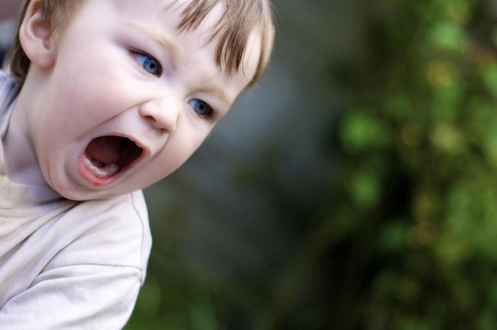 Anak Sering Bicara dengan Berteriak, Apa Penyebabnya? - Nakita