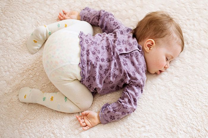 Posisi Tidur Ini Berisiko Sebabkan Kematian Mendadak Pada Bayi - Nakita