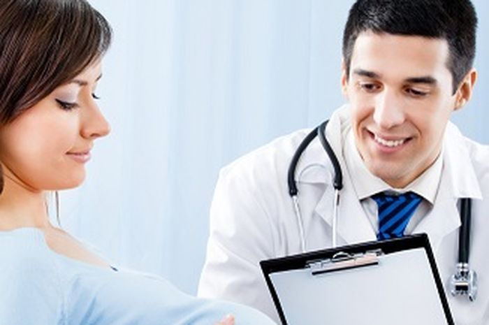 Kontrol Pertama Kehamilan, Sebaiknya Pilih ke Bidan atau Dokter? - Nakita