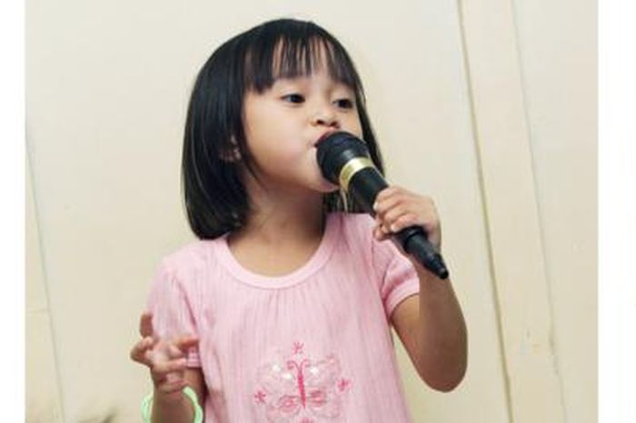 8 Manfaat Menyanyi Bagi Anak dan Orangtua - Nakita