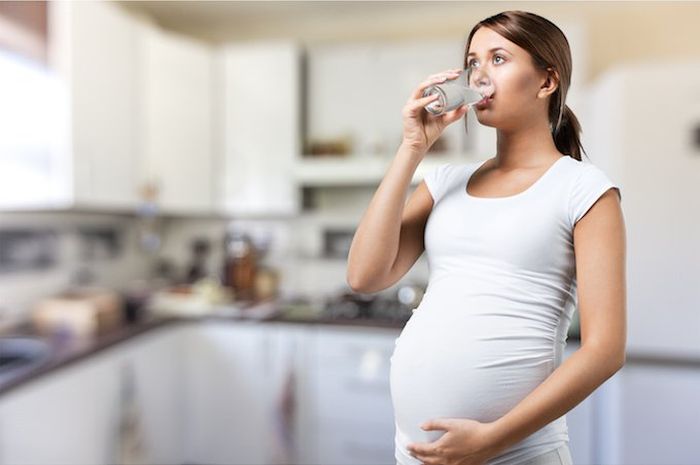 Waspada Ini Bahaya Kurang Minum Saat Hamil Bagi Ibu Dan Janin Nakita