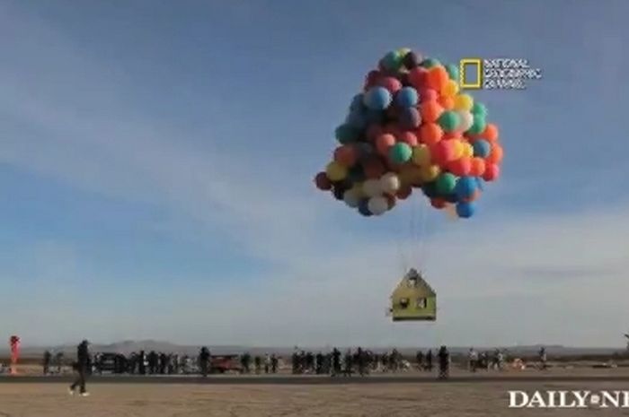 Tim Ilmuwan Terbangkan Rumah dengan Balon - National Geographic