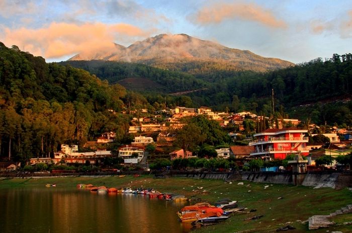 Mengayuh Perahu di Telaga Sarangan - National Geographic