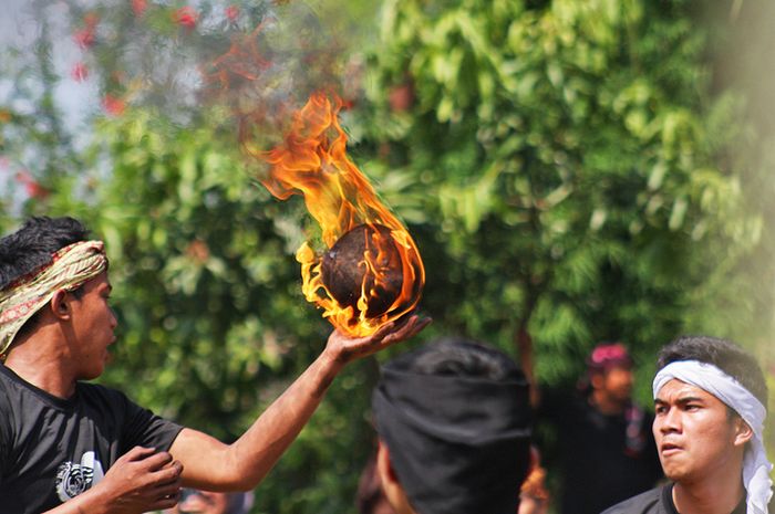 Pertunjukan Bola Api - National Geographic