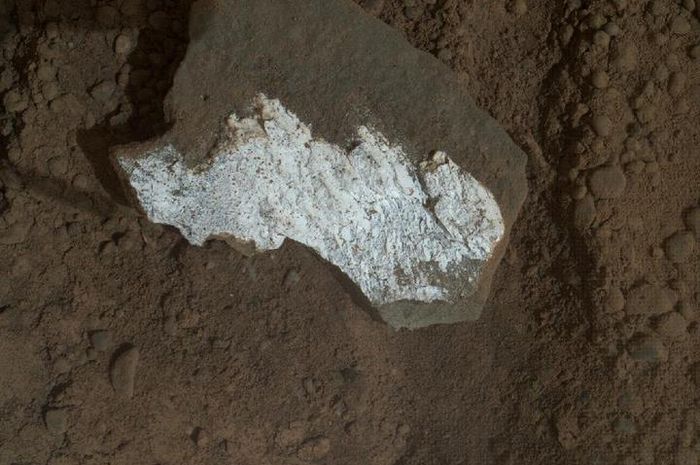 Batu Putih di Planet Merah Mars - National Geographic