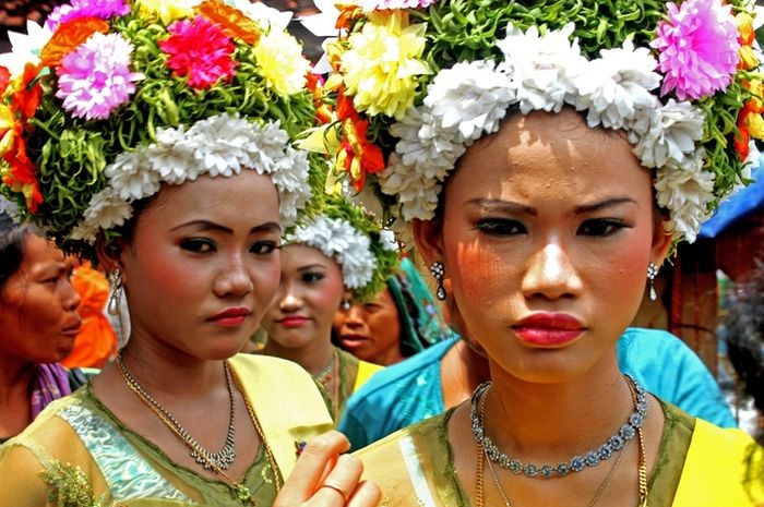 Bangga Berbunga Saat Ngarot - National Geographic