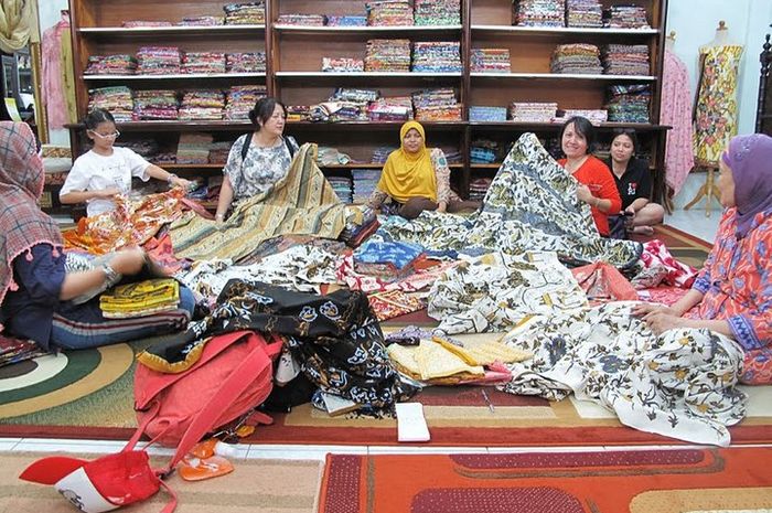 Sekelumit Kisah Hidup dalam Selembar Batik Cirebon - National Geographic