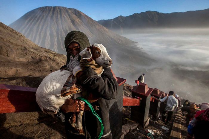 Ritual Orang Tengger di Tubir Kawah Berapi - National Geographic