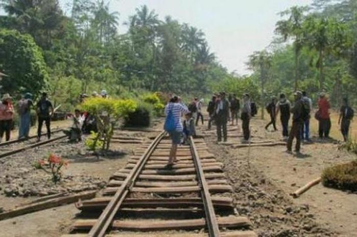 Napak Tilas Rel Mati Stasiun Bedono hingga Candi Umbul - National ...