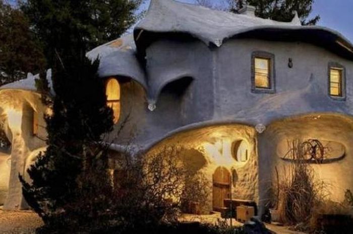 "Rumah Hobbit" Dijual Rp14,5 Miliar - National Geographic