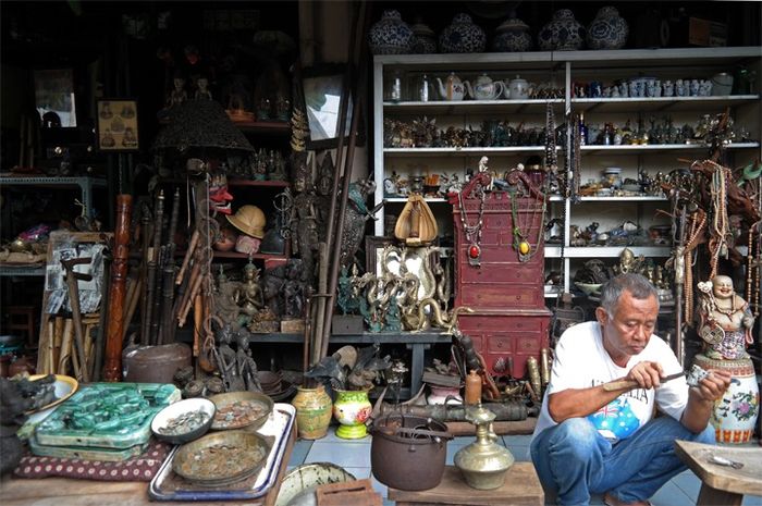 Pasar Triwindu: Jajakan Kenangan dan Sejarah - National Geographic