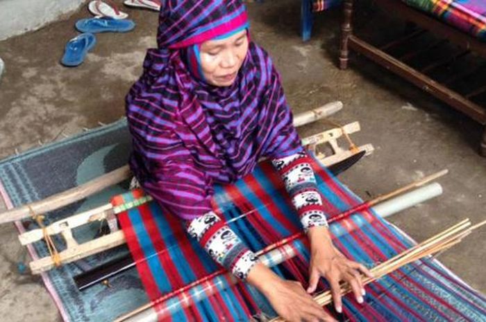 Keindahan Kain Tenun Mbojo, Cermin Budaya Khas Bima - National Geographic