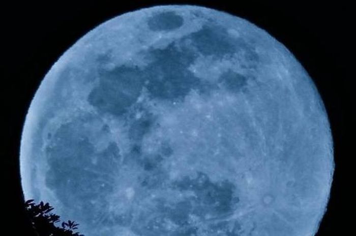 Foto-Foto Bulan Biru dari Penjuru Dunia - National Geographic
