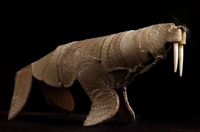 Walrus terbuat dari kulit manusia muncul dalam foto publik pertama ...