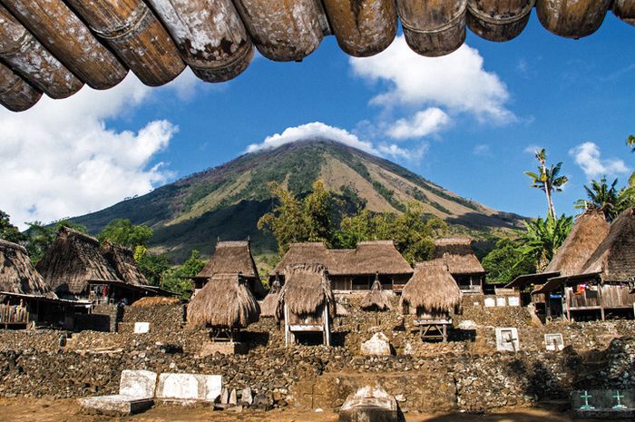 Di Kaki Gunung Inerie - National Geographic