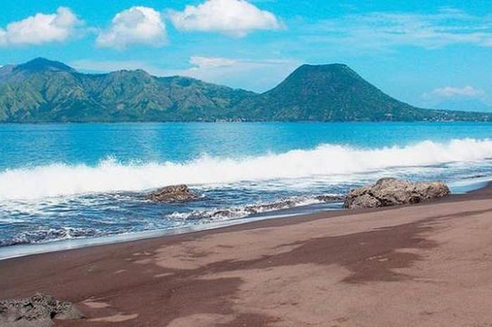 Kilau Gunung Meja dari Nanga Nesa - National Geographic