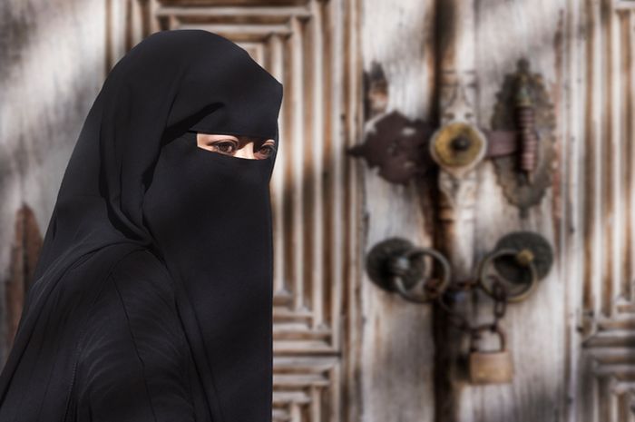 Selain Burka, 5 Busana Ini Pernah Dilarang Dikenakan di Tempat Umum ...