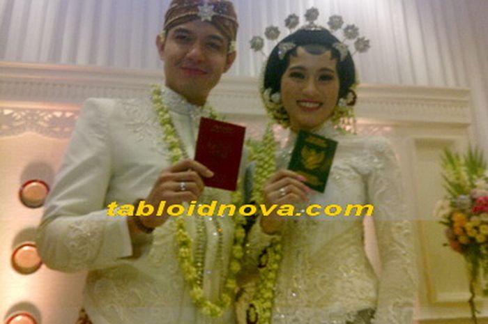 Dude Harlino dan Alyssa Soebandono Bulan Madu ke Tanah Suci - Nova