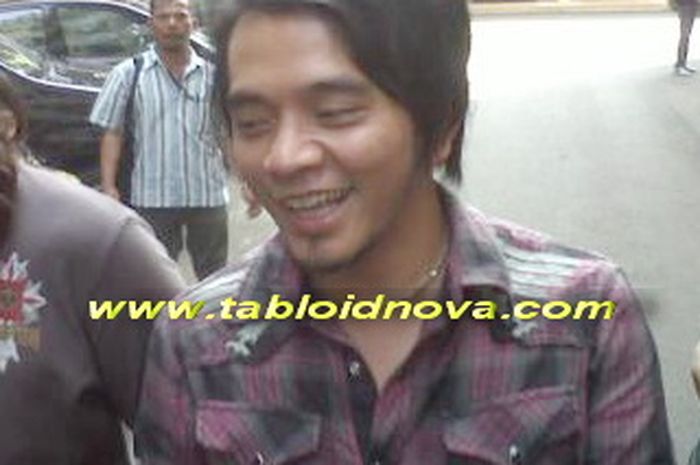 Ngaku Solider, Indra 'Eks Peterpan' Sambangi Ariel di Kantor Polisi - Nova