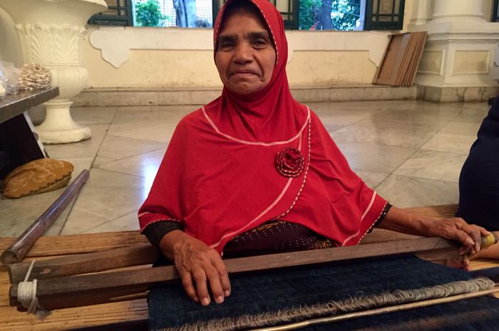 Sepenggal Kisah Aminah, 55 Tahun Setia Membuat Tenun Ikat Ende Demi ...