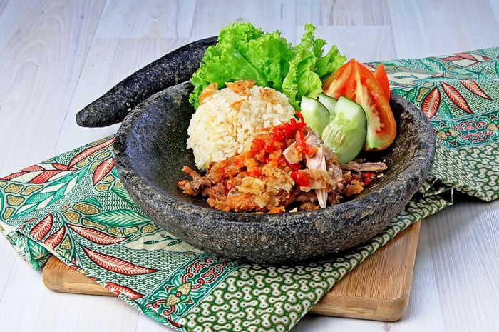 Ayam Geprek, Menu Makan Siang yang Pedas Menggigit - Nova