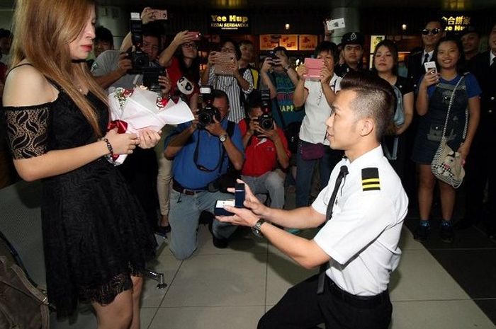 Dituduh Membawa Barang Ilegal, Perempuan Ini Justru Dapatkan Hal Tak ...