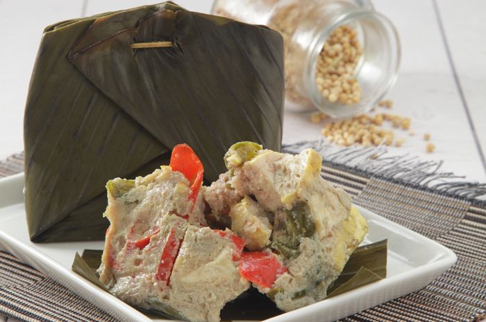 Daging Kukus Tahu Kuning, Sajian Daging Kukus Lezat Berbungkus Daun ...