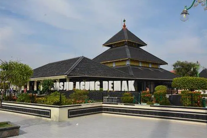 Sejarah Kerajaan Demak; Jelaskan Latar Belakang Berdirinya Kerajaan ...