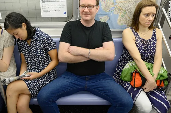 Kota Ini Beri Peringatan Kepada para Pria yang Gemar ‘Mengangkang’ saat ...