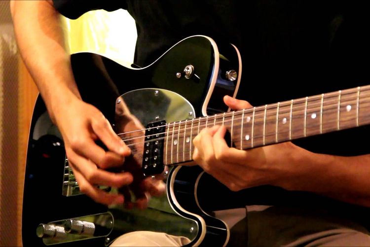 5 Alasan Cowok Harus Belajar Main Gitar, Salah Satunya Disukai Cewek