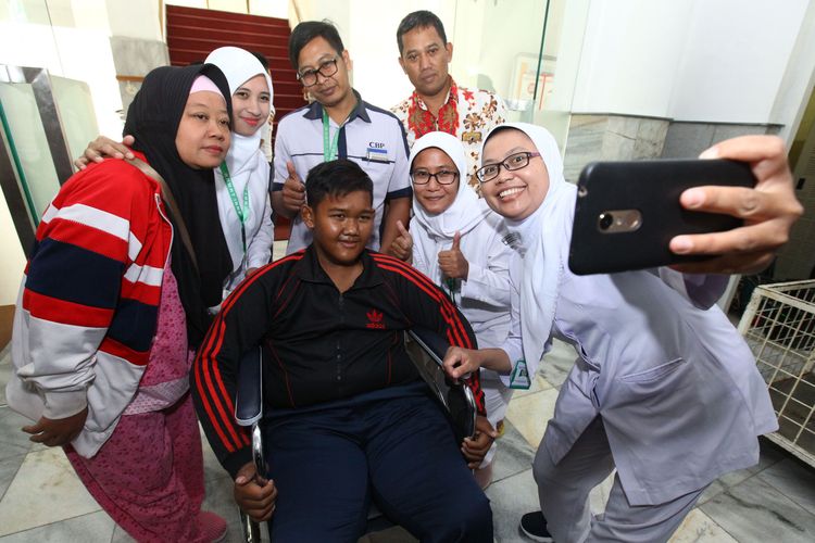 Beres Operasi Angkat Gelambir, Lihat Foto Perbedaan Fisik Arya Permana ...