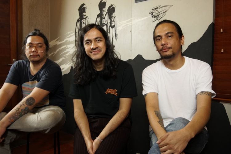 Kelompok Penerbang Roket Kenang Proses Pembuatan Debut Albumnya