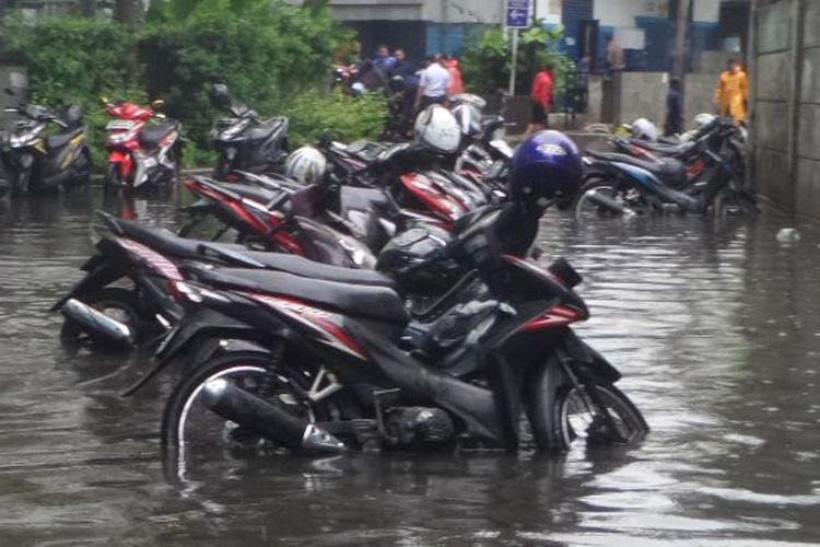 Jangan Langsung Menyalakan Motor yang Habis Terendam Banjir, Ini Alasannya