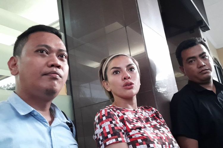 Berita Poppy Kelly Terbaru Hari Ini - Grid.ID