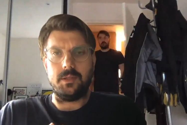 Mengaku Bosan, Pria Ini Buat Background Zoom Dirinya Sendiri