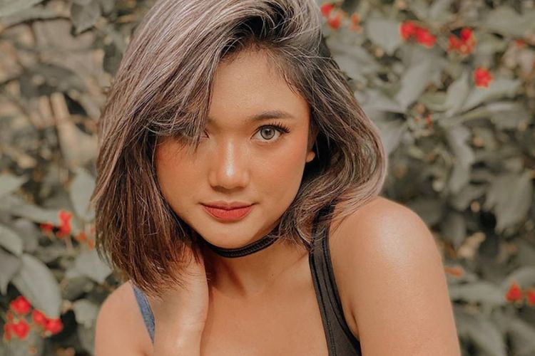 Hanya Gunakan Celana Pendek nan Mini, Penampilan Penyanyi Muda Ini Saat Mengecat Dinding Tuai ...