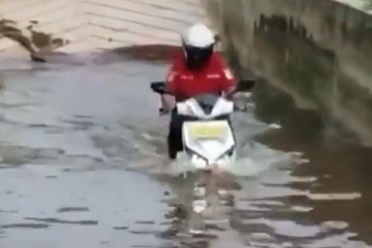 Musim Hujan Datang, Segini Batas Aman Motor Listrik Untuk Menerjang Banjir
