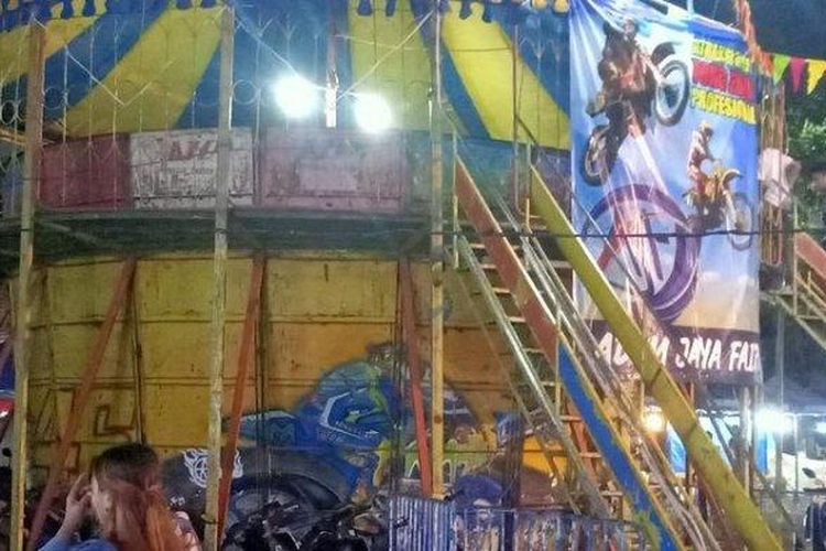 Joki Tong Setan Gagal Atraksi, Motor Terlempar Dan Tabrak Penonton