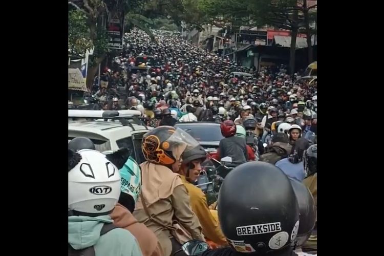 Ngeri Akibat Macet Parah di Puncak 1 Orang Dikabarkan Meninggal Dunia