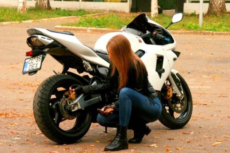 Berita Cewek Naik Motor Vs Naik Mobil Terbaru Hari Ini - Grid.ID
