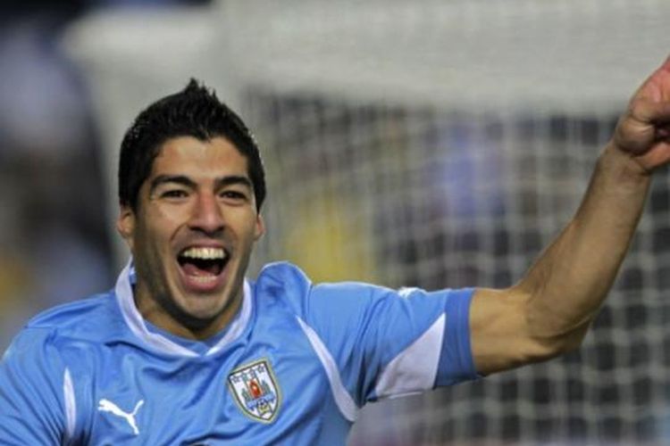 Forlan dan Suarez Pendam Jepang di Miyagi Stadium