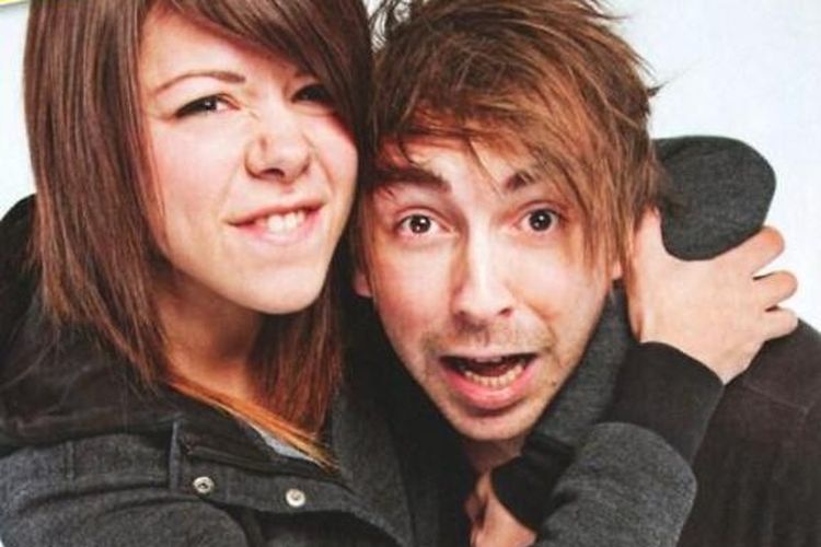 Alex Gaskarth And Tay Jardine Kissing
