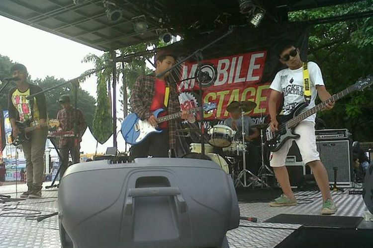 Curious George: Rela Naik-Turun Bus