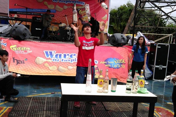 Raih Inspirasi Dengan Aksi Juggling Botol Penuh Sensasi