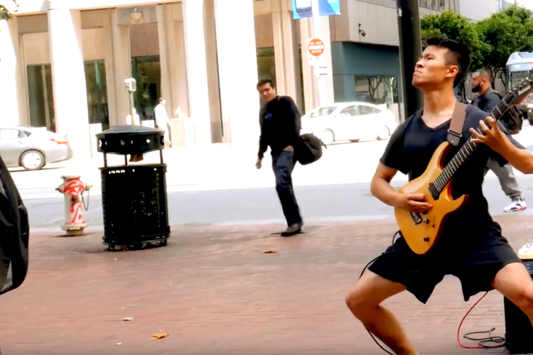 Beda dari yang Lain, Pengamen Ini Bawain Lagu Metal di Pinggir Jalan!