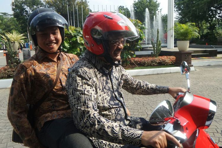 Gaul Abis! Gubernur DKI Jakarta ke Kantor Naik Vespa - Page all Gaul Abis! Gubernur DKI Jakarta ke Kantor Naik Vespa - Page all