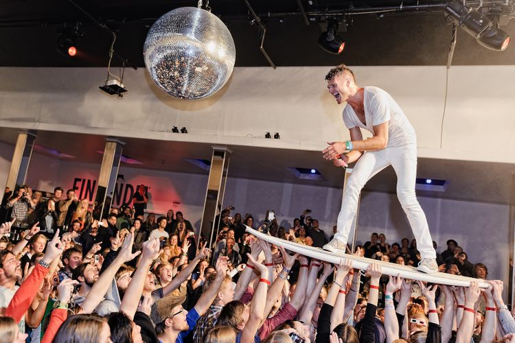 7 Crowd Surfing Terkeren yang Harus Lo Lihat Sekarang Juga