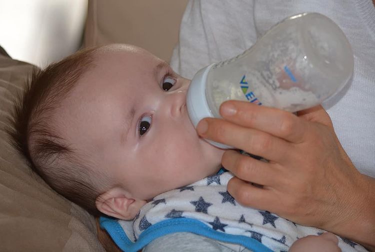 Ini Sebabnya Adik Bayi Enggak Boleh Diberi Air Putih Meski Terkenal ...