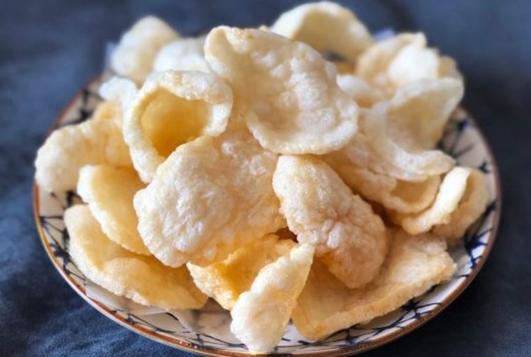 Kebiasaan Unik Orang Indonesia yang Harus Makan Ditemani Kerupuk ...